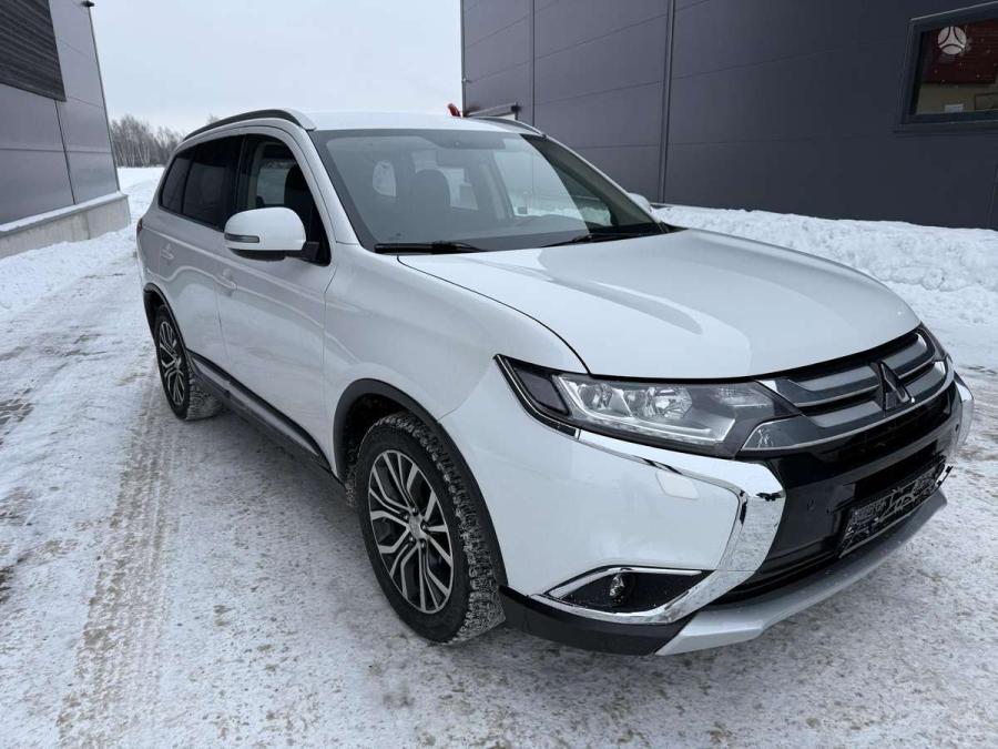White Mitsubishi Outlander 2018 in Siauliai, with an engine capacity of 2.00 L and mileage of 282 thousand km for 9799 €, photo 3 on AUTOMOTO.COM.LV