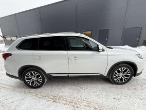 White Mitsubishi Outlander 2018 in Siauliai, with an engine capacity of 2.00 L and mileage of 282 thousand km for 9799 €, photo 4 on AUTOMOTO.COM.LV