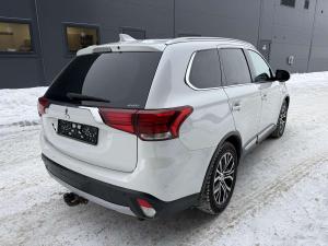 White Mitsubishi Outlander 2018 in Siauliai, with an engine capacity of 2.00 L and mileage of 282 thousand km for 9799 €, photo 5 on AUTOMOTO.COM.LV