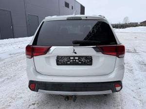 White Mitsubishi Outlander 2018 in Siauliai, with an engine capacity of 2.00 L and mileage of 282 thousand km for 9799 €, photo 6 on AUTOMOTO.COM.LV
