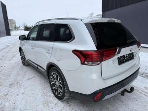 White Mitsubishi Outlander 2018 in Siauliai, with an engine capacity of 2.00 L and mileage of 282 thousand km for 9799 €, photo 7 on AUTOMOTO.COM.LV
