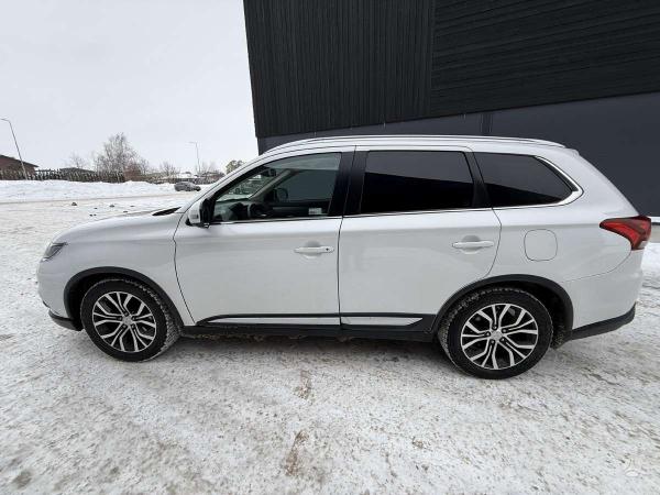 White Mitsubishi Outlander 2018 in Siauliai, with an engine capacity of 2.00 L and mileage of 282 thousand km for 9799 €, photo 8 on AUTOMOTO.COM.LV