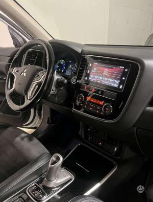 Balts Mitsubishi Outlander 2018 Klaipėda, ar dzinēja tilpumu 2.36 L un nobraukumu 158 tūkst. km par 15999 €, foto 16 vietnē AUTOMOTO.COM.LV