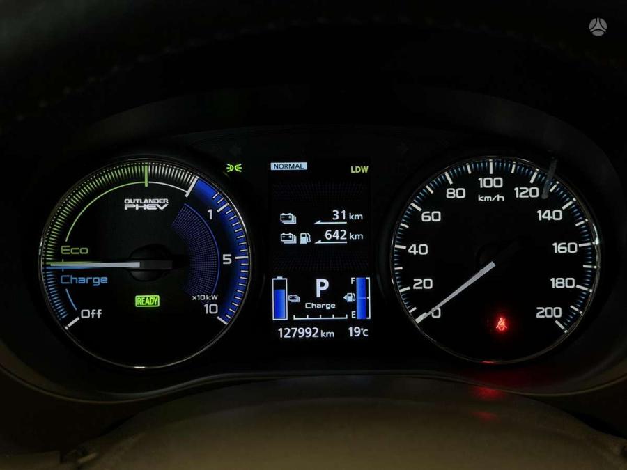 Balts Mitsubishi Outlander 2018 Kauņa, ar dzinēja tilpumu 2.36 L un nobraukumu 128 tūkst. km par 16990 €, foto 29 vietnē AUTOMOTO.COM.LV
