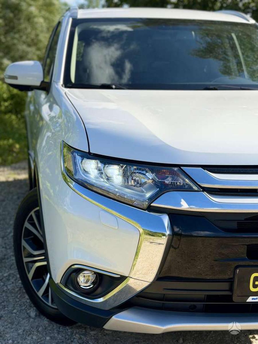 White Mitsubishi Outlander 2018 in Siauliai, with an engine capacity of 2.27 L and mileage of 241 thousand km for 14750 €, photo 18 on AUTOMOTO.COM.LV