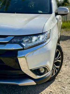 White Mitsubishi Outlander 2018 in Siauliai, with an engine capacity of 2.27 L and mileage of 241 thousand km for 14750 €, photo 19 on AUTOMOTO.COM.LV