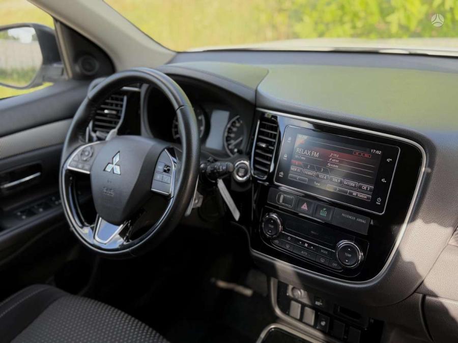 White Mitsubishi Outlander 2018 in Siauliai, with an engine capacity of 2.27 L and mileage of 241 thousand km for 14750 €, photo 29 on AUTOMOTO.COM.LV