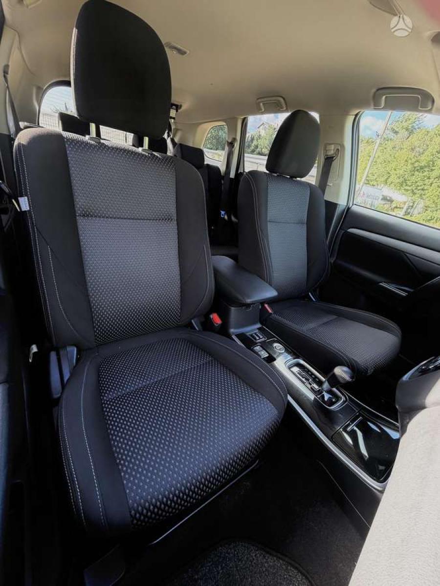 White Mitsubishi Outlander 2018 in Siauliai, with an engine capacity of 2.27 L and mileage of 241 thousand km for 14750 €, photo 31 on AUTOMOTO.COM.LV