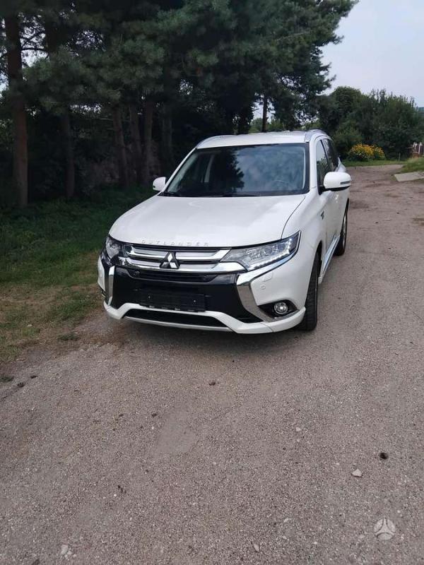 Balts Mitsubishi Outlander 2018 Kretinga, ar dzinēja tilpumu 2.00 L un nobraukumu 93 tūkst. km par 15300 €, foto 1 vietnē AUTOMOTO.COM.LV