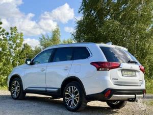 White Mitsubishi Outlander 2018 in Siauliai, with an engine capacity of 2.27 L and mileage of 241 thousand km for 14750 €, photo 4 on AUTOMOTO.COM.LV