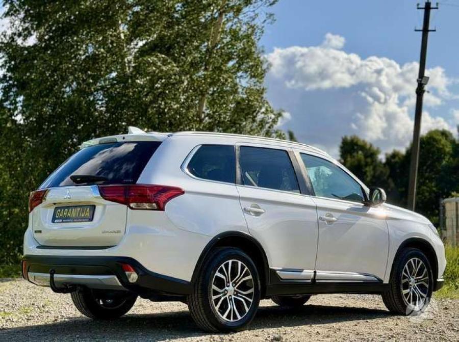 White Mitsubishi Outlander 2018 in Siauliai, with an engine capacity of 2.27 L and mileage of 241 thousand km for 14750 €, photo 5 on AUTOMOTO.COM.LV
