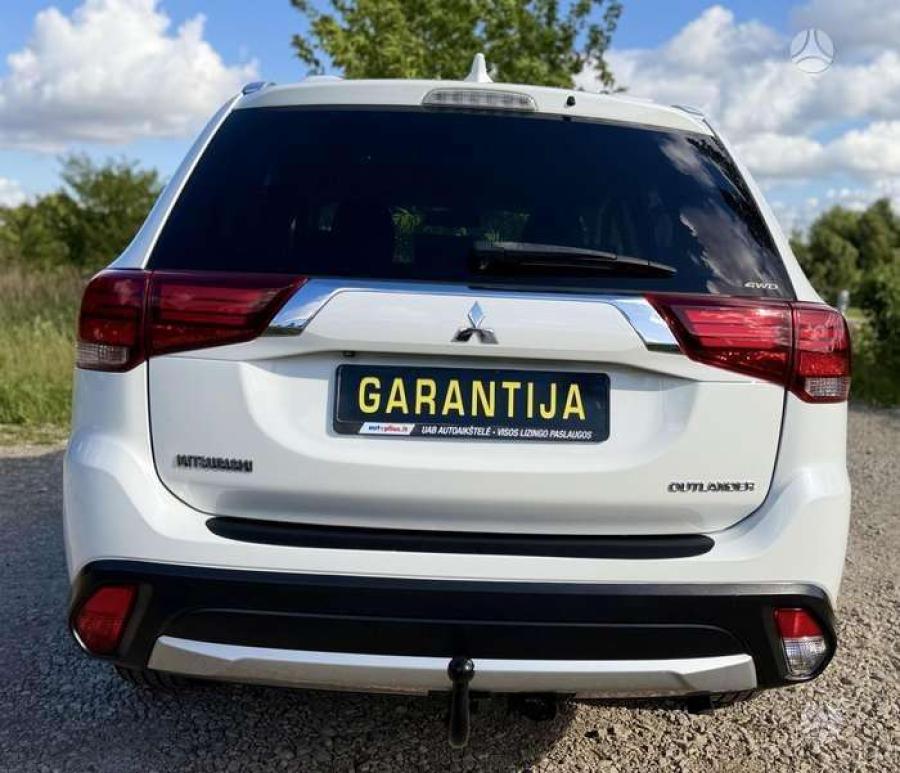 White Mitsubishi Outlander 2018 in Siauliai, with an engine capacity of 2.27 L and mileage of 241 thousand km for 14750 €, photo 7 on AUTOMOTO.COM.LV