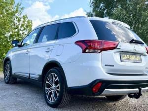 White Mitsubishi Outlander 2018 in Siauliai, with an engine capacity of 2.27 L and mileage of 241 thousand km for 14750 €, photo 8 on AUTOMOTO.COM.LV