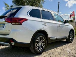 White Mitsubishi Outlander 2018 in Siauliai, with an engine capacity of 2.27 L and mileage of 241 thousand km for 14750 €, photo 9 on AUTOMOTO.COM.LV