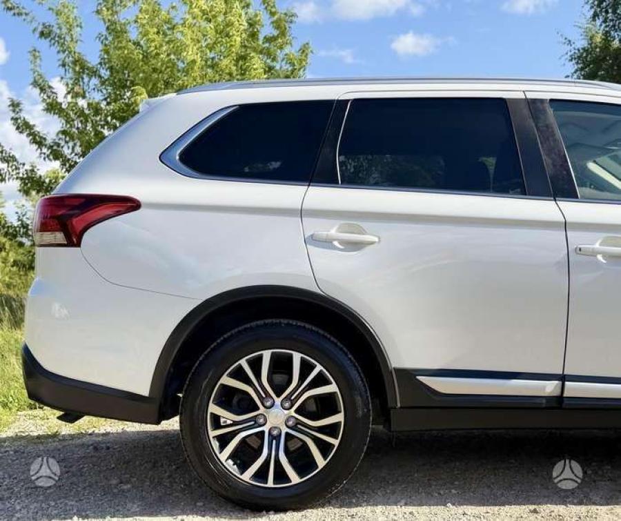 White Mitsubishi Outlander 2018 in Siauliai, with an engine capacity of 2.27 L and mileage of 241 thousand km for 14750 €, photo 10 on AUTOMOTO.COM.LV