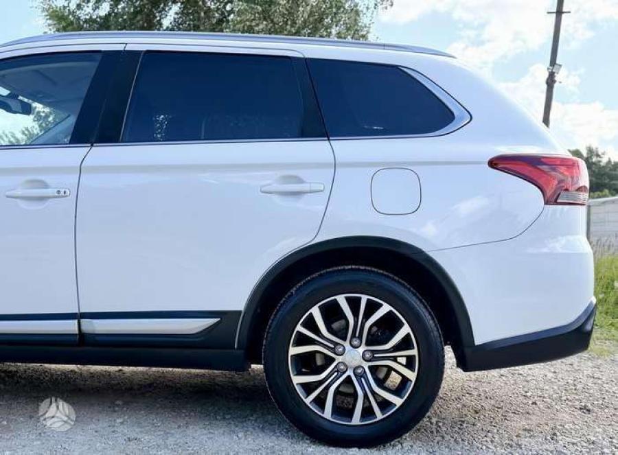 White Mitsubishi Outlander 2018 in Siauliai, with an engine capacity of 2.27 L and mileage of 241 thousand km for 14750 €, photo 13 on AUTOMOTO.COM.LV