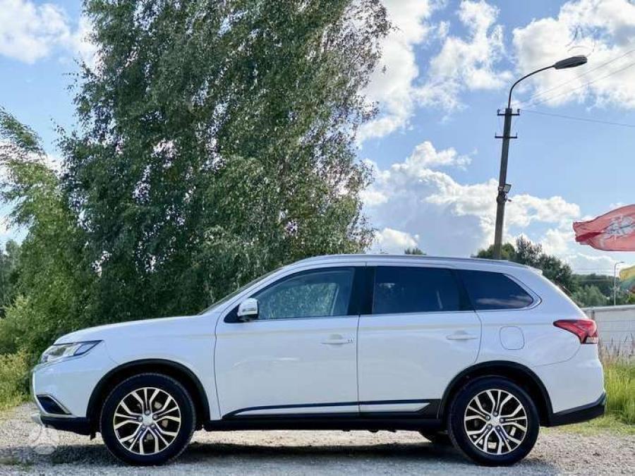 White Mitsubishi Outlander 2018 in Siauliai, with an engine capacity of 2.27 L and mileage of 241 thousand km for 14750 €, photo 16 on AUTOMOTO.COM.LV