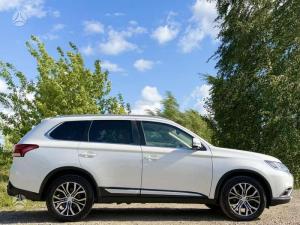 White Mitsubishi Outlander 2018 in Siauliai, with an engine capacity of 2.27 L and mileage of 241 thousand km for 14750 €, photo 17 on AUTOMOTO.COM.LV