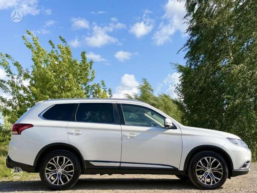 White Mitsubishi Outlander 2018 in Siauliai, with an engine capacity of 2.27 L and mileage of 241 thousand km for 14750 €, photo 17 on AUTOMOTO.COM.LV