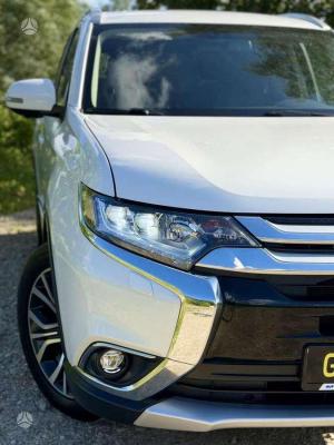 White Mitsubishi Outlander 2018 in Siauliai, with an engine capacity of 2.27 L and mileage of 241 thousand km for 14750 €, photo 18 on AUTOMOTO.COM.LV