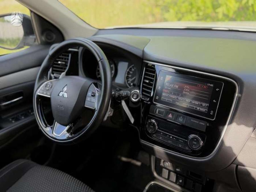 White Mitsubishi Outlander 2018 in Siauliai, with an engine capacity of 2.27 L and mileage of 241 thousand km for 14750 €, photo 29 on AUTOMOTO.COM.LV