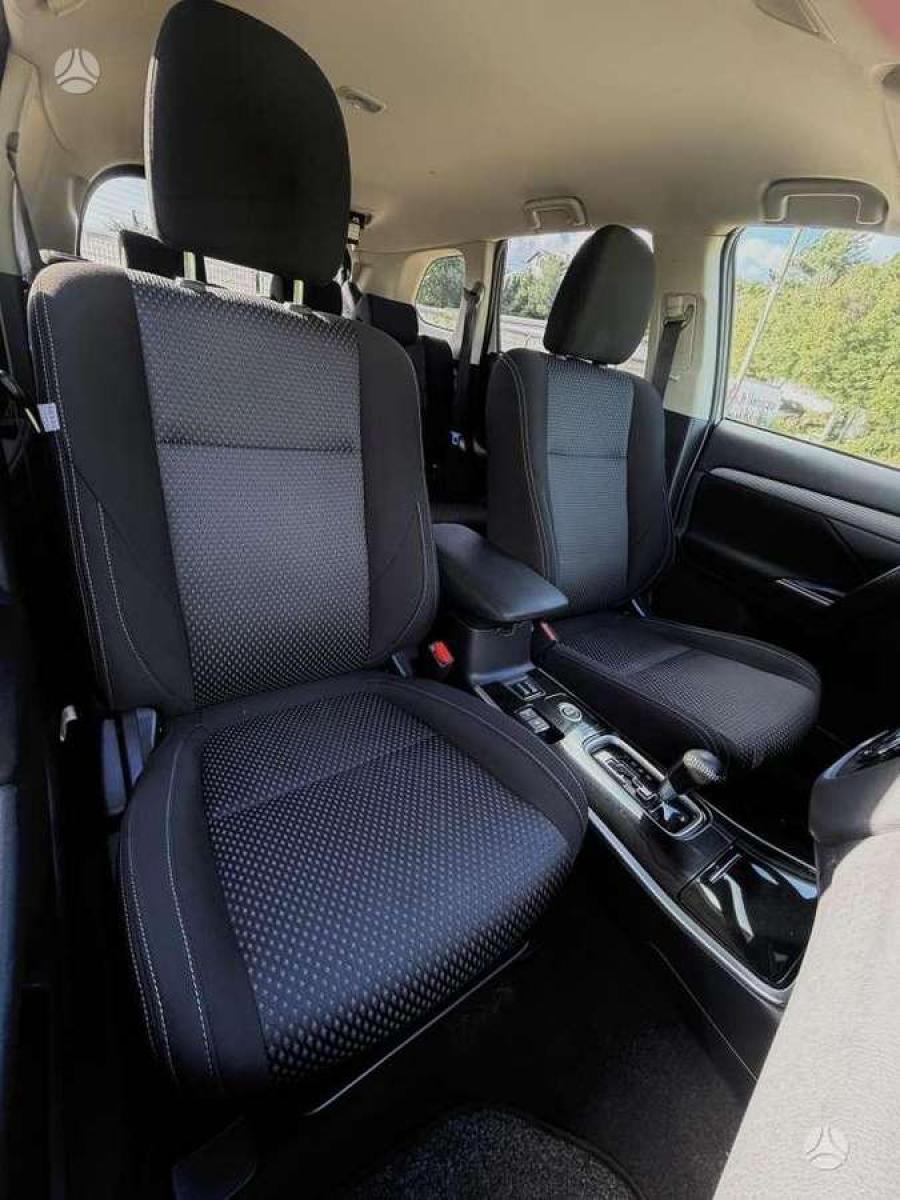 White Mitsubishi Outlander 2018 in Siauliai, with an engine capacity of 2.27 L and mileage of 241 thousand km for 14750 €, photo 31 on AUTOMOTO.COM.LV
