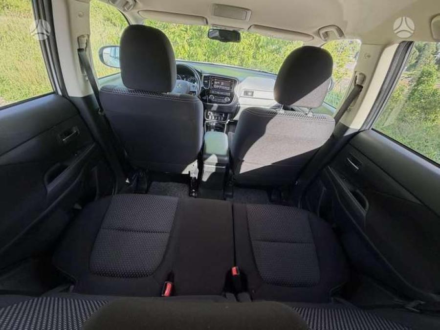 White Mitsubishi Outlander 2018 in Siauliai, with an engine capacity of 2.27 L and mileage of 241 thousand km for 14750 €, photo 36 on AUTOMOTO.COM.LV