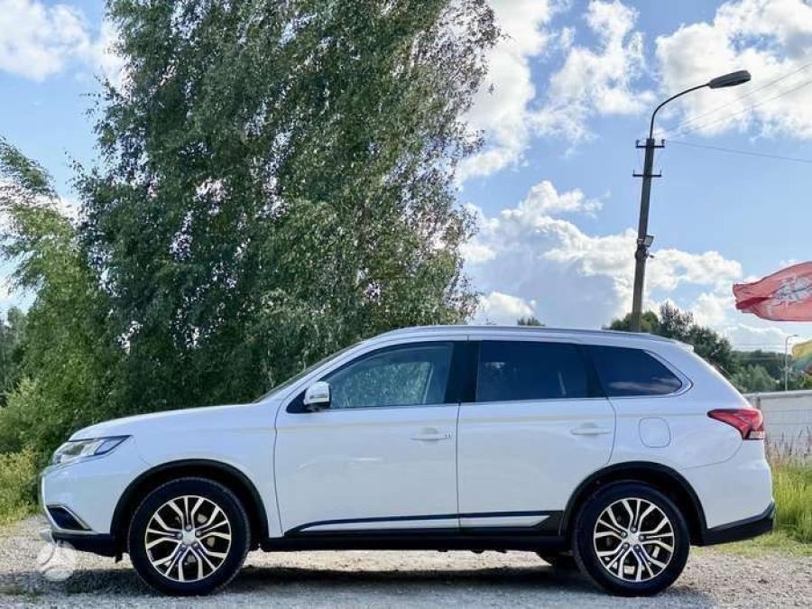 White Mitsubishi Outlander 2018 in Siauliai, with an engine capacity of 2.27 L and mileage of 241 thousand km for 14750 €, photo 16 on AUTOMOTO.COM.LV