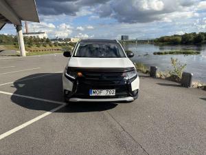 White Mitsubishi Outlander 2018 in Kaunas, with an engine capacity of 2.27 L and mileage of 259 thousand km for 14000 €, photo 3 on AUTOMOTO.COM.LV