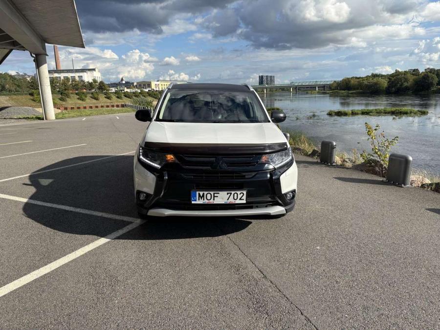 White Mitsubishi Outlander 2018 in Kaunas, with an engine capacity of 2.27 L and mileage of 259 thousand km for 14000 €, photo 3 on AUTOMOTO.COM.LV