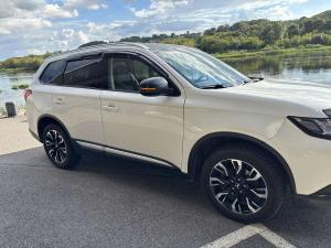 White Mitsubishi Outlander 2018 in Kaunas, with an engine capacity of 2.27 L and mileage of 259 thousand km for 14000 €, photo 4 on AUTOMOTO.COM.LV