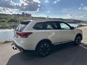 White Mitsubishi Outlander 2018 in Kaunas, with an engine capacity of 2.27 L and mileage of 259 thousand km for 14000 €, photo 5 on AUTOMOTO.COM.LV