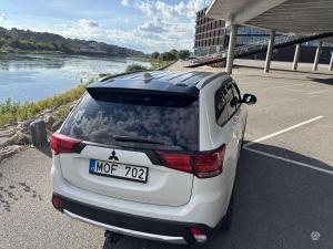 White Mitsubishi Outlander 2018 in Kaunas, with an engine capacity of 2.27 L and mileage of 259 thousand km for 14000 €, photo 6 on AUTOMOTO.COM.LV