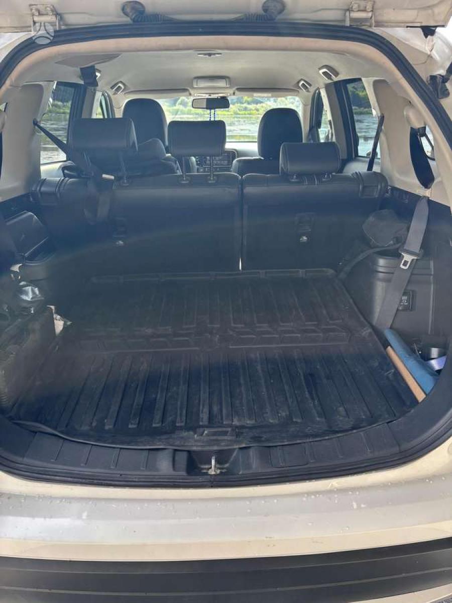 White Mitsubishi Outlander 2018 in Kaunas, with an engine capacity of 2.27 L and mileage of 259 thousand km for 14000 €, photo 8 on AUTOMOTO.COM.LV