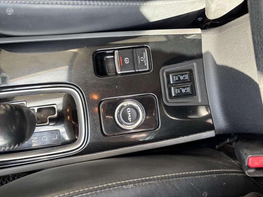 White Mitsubishi Outlander 2018 in Kaunas, with an engine capacity of 2.27 L and mileage of 259 thousand km for 14000 €, photo 10 on AUTOMOTO.COM.LV
