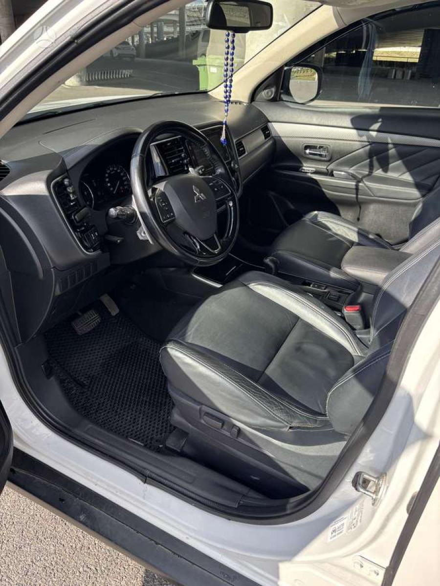 White Mitsubishi Outlander 2018 in Kaunas, with an engine capacity of 2.27 L and mileage of 259 thousand km for 14000 €, photo 11 on AUTOMOTO.COM.LV
