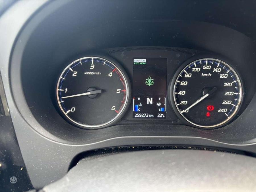 White Mitsubishi Outlander 2018 in Kaunas, with an engine capacity of 2.27 L and mileage of 259 thousand km for 14000 €, photo 12 on AUTOMOTO.COM.LV