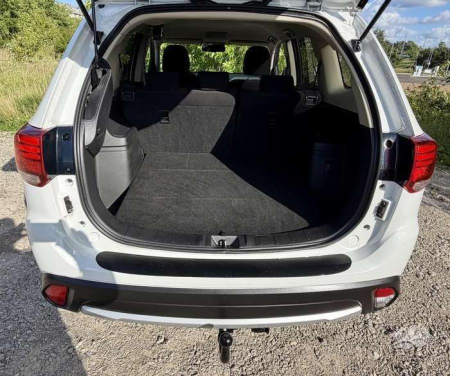 White Mitsubishi Outlander 2018 in Siauliai, with an engine capacity of 2.27 L and mileage of 241 thousand km for 14750 €, photo 45 on AUTOMOTO.COM.LV