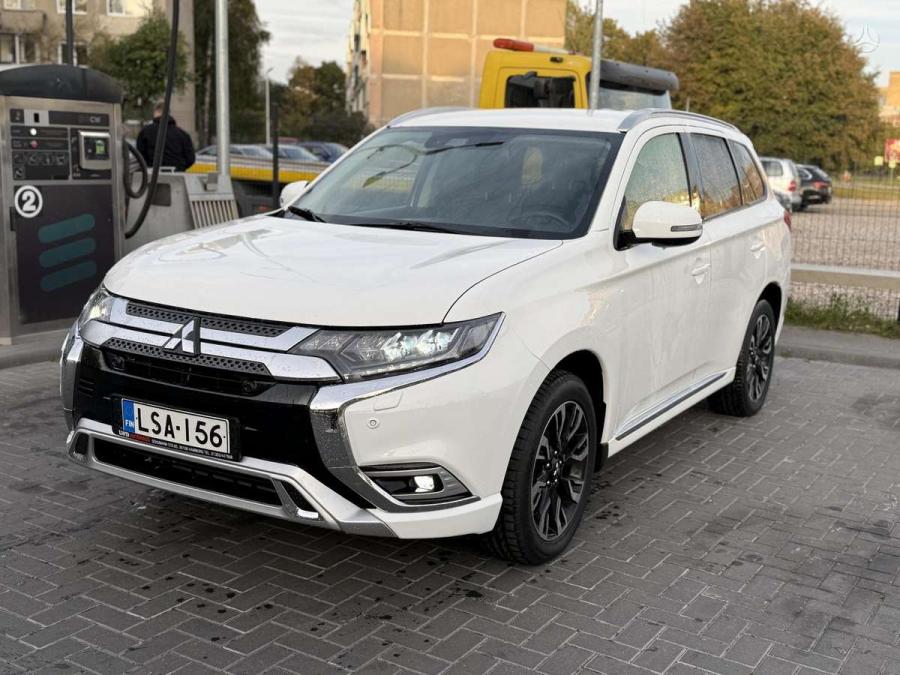 White Mitsubishi Outlander 2019 in Kaunas, with an engine capacity of 2.36 L and mileage of 201 thousand km for 15448 €, photo 1 on AUTOMOTO.COM.LV