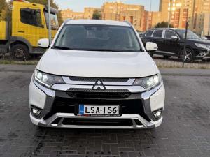 White Mitsubishi Outlander 2019 in Kaunas, with an engine capacity of 2.36 L and mileage of 201 thousand km for 15448 €, photo 2 on AUTOMOTO.COM.LV