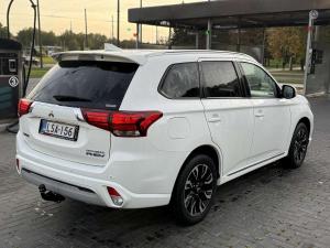 White Mitsubishi Outlander 2019 in Kaunas, with an engine capacity of 2.36 L and mileage of 201 thousand km for 15448 €, photo 4 on AUTOMOTO.COM.LV