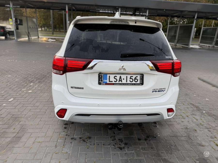 White Mitsubishi Outlander 2019 in Kaunas, with an engine capacity of 2.36 L and mileage of 201 thousand km for 15448 €, photo 5 on AUTOMOTO.COM.LV