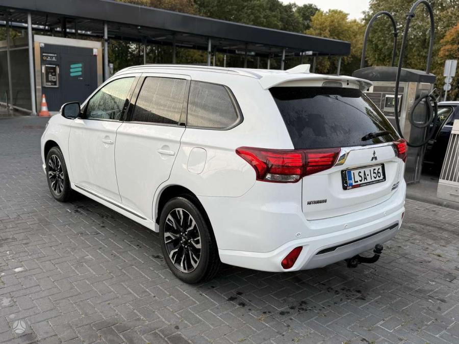 White Mitsubishi Outlander 2019 in Kaunas, with an engine capacity of 2.36 L and mileage of 201 thousand km for 15448 €, photo 6 on AUTOMOTO.COM.LV