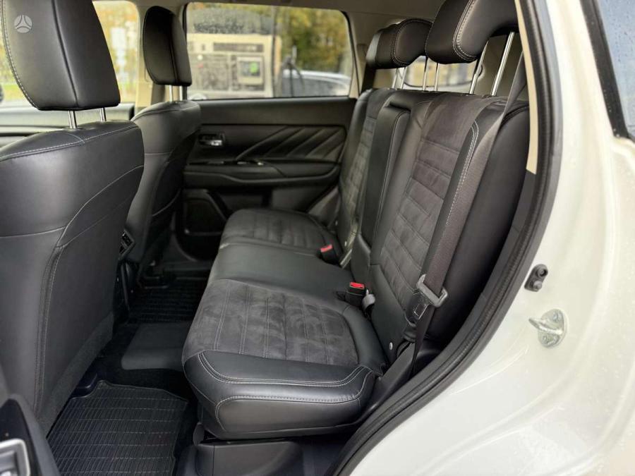 White Mitsubishi Outlander 2019 in Kaunas, with an engine capacity of 2.36 L and mileage of 201 thousand km for 15448 €, photo 18 on AUTOMOTO.COM.LV