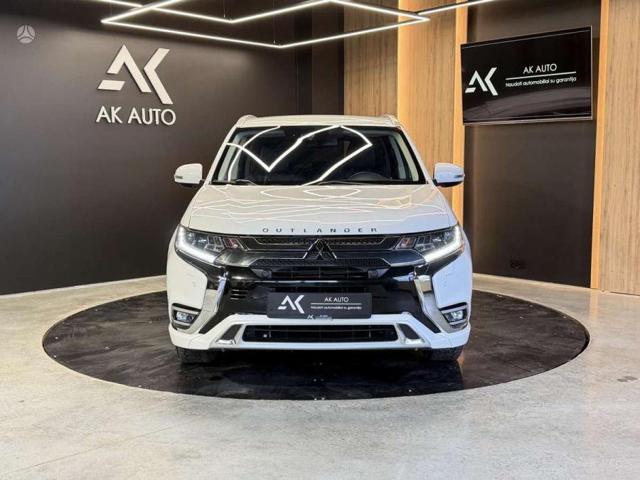 White Mitsubishi Outlander 2019 in Kaunas, with an engine capacity of 2.36 L and mileage of 126 thousand km for 16990 €, photo 4 on AUTOMOTO.COM.LV