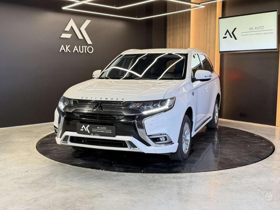 White Mitsubishi Outlander 2019 in Kaunas, with an engine capacity of 2.36 L and mileage of 126 thousand km for 16990 €, photo 5 on AUTOMOTO.COM.LV
