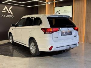 White Mitsubishi Outlander 2019 in Kaunas, with an engine capacity of 2.36 L and mileage of 126 thousand km for 16990 €, photo 7 on AUTOMOTO.COM.LV