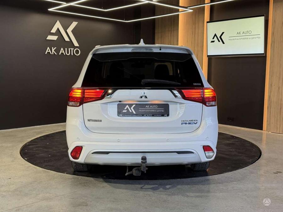 White Mitsubishi Outlander 2019 in Kaunas, with an engine capacity of 2.36 L and mileage of 126 thousand km for 16990 €, photo 9 on AUTOMOTO.COM.LV