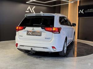 White Mitsubishi Outlander 2019 in Kaunas, with an engine capacity of 2.36 L and mileage of 126 thousand km for 16990 €, photo 10 on AUTOMOTO.COM.LV