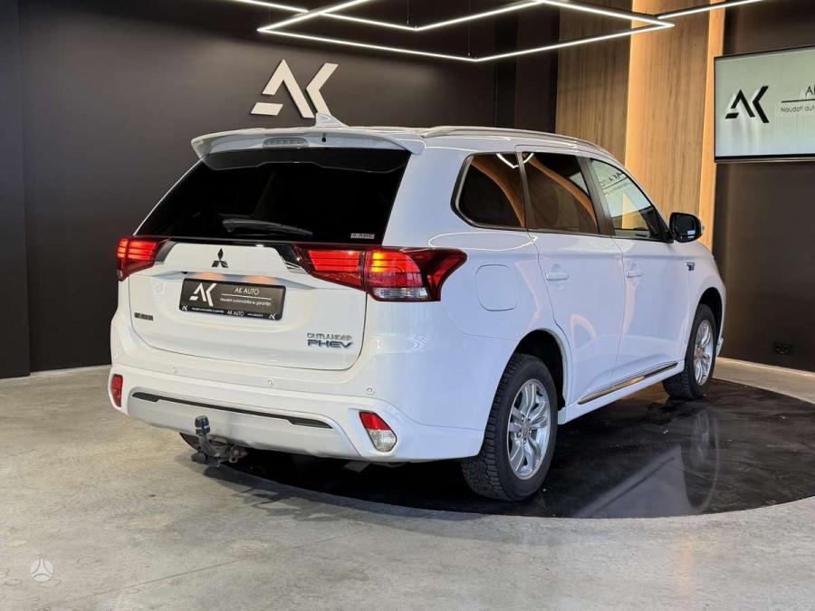 White Mitsubishi Outlander 2019 in Kaunas, with an engine capacity of 2.36 L and mileage of 126 thousand km for 16990 €, photo 11 on AUTOMOTO.COM.LV